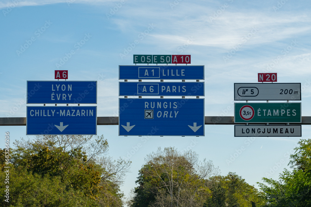 Highway road signs Paris, driving in heavy traffic on ring road of ...