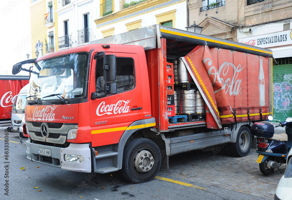 Camión de reparto de Coca Cola. Camión cargado con barriles y cajas de ...