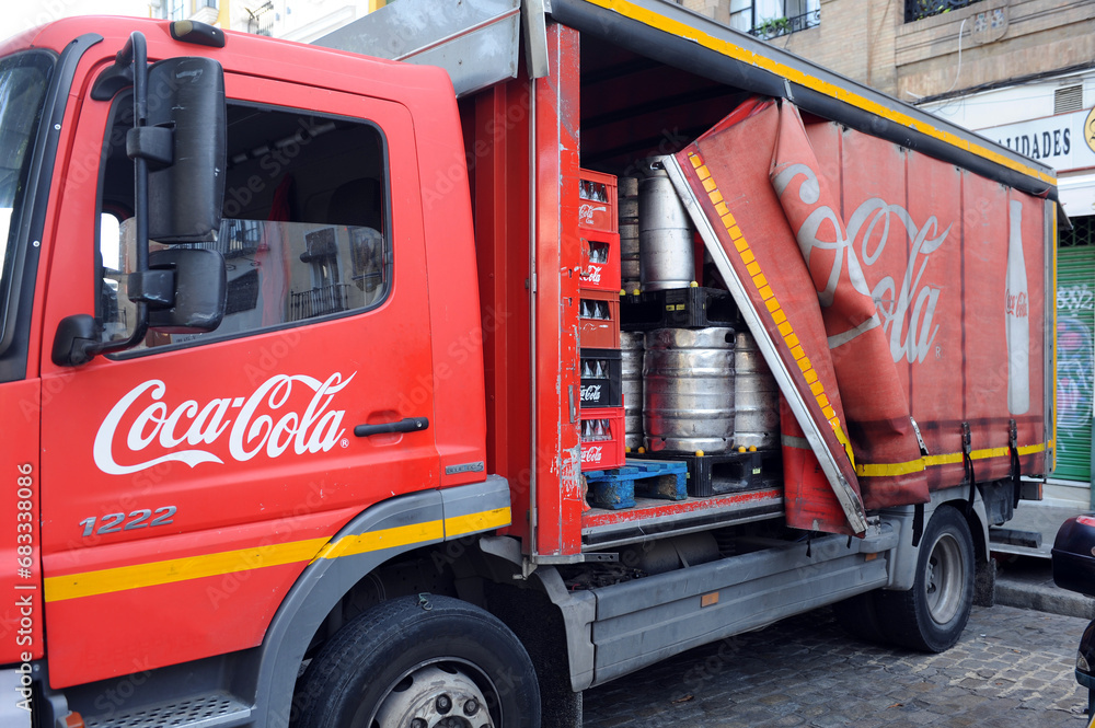 Camión de reparto de Coca Cola. Camión cargado con barriles y cajas de ...