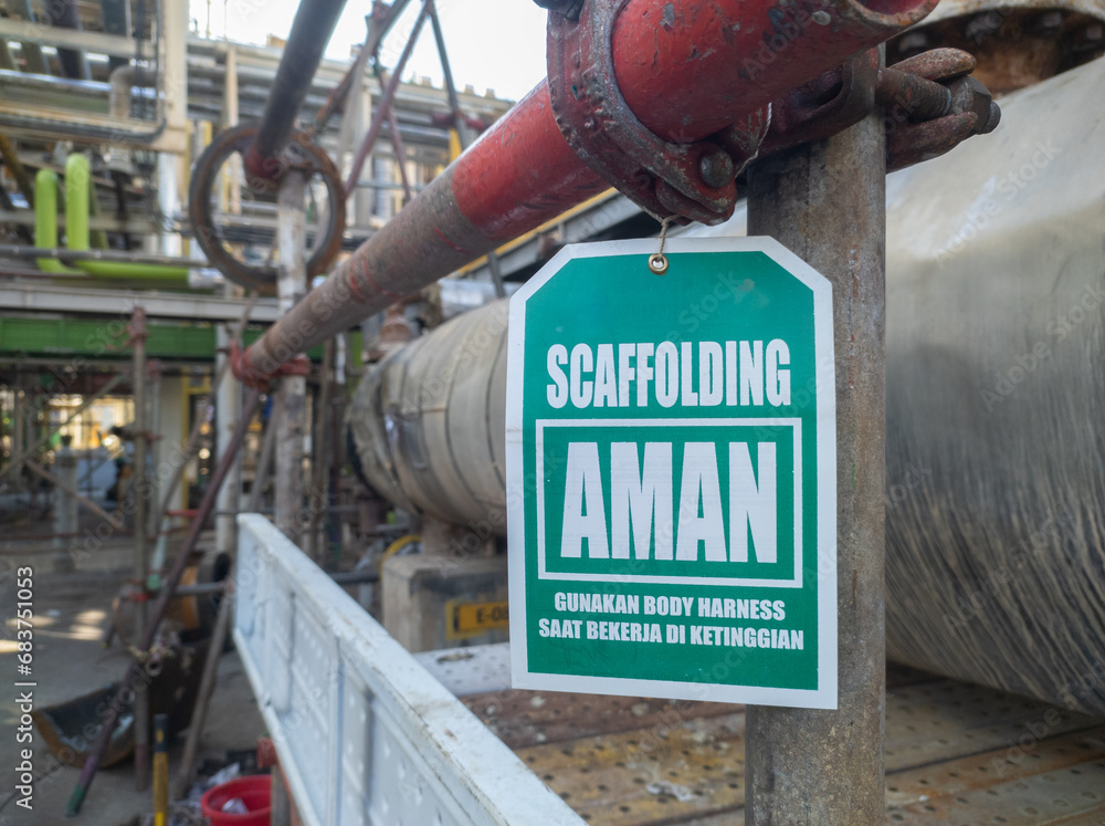 Hanged green sign label tag with writing in scaffolding aman, gunakan ...