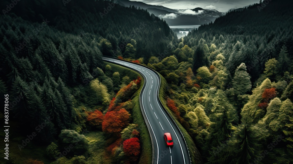 Route sinueuse vu par un drone aérienne dans la forêt canadienne en ...