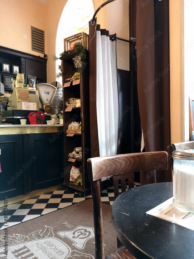Interieur mit Theke, alter Waage und Regal im Café Wacker am ...