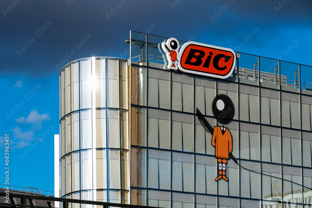 Clichy, France - 25 novembre 2023: Façade du siège social de Bic. Bic ...