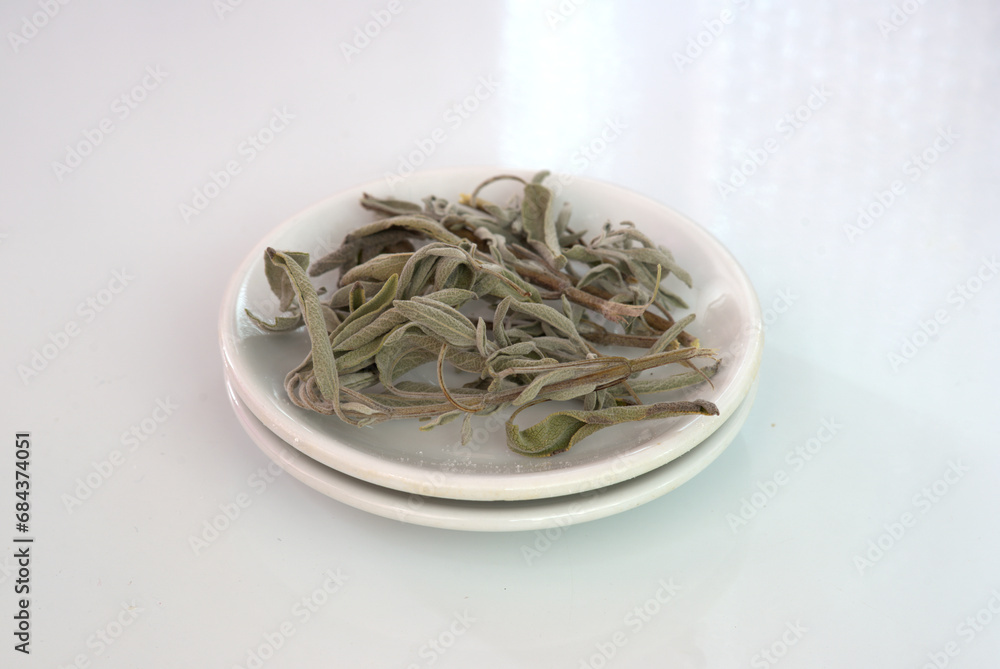 Salvia selvatica in foglie essiccate per cucina e tisane Stock Photo ...