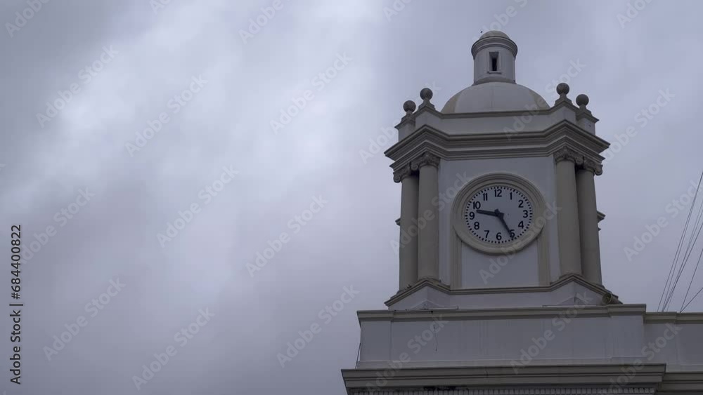 Vidéo Stock Time lapse of town hall clock with sky clouds moving fast ...