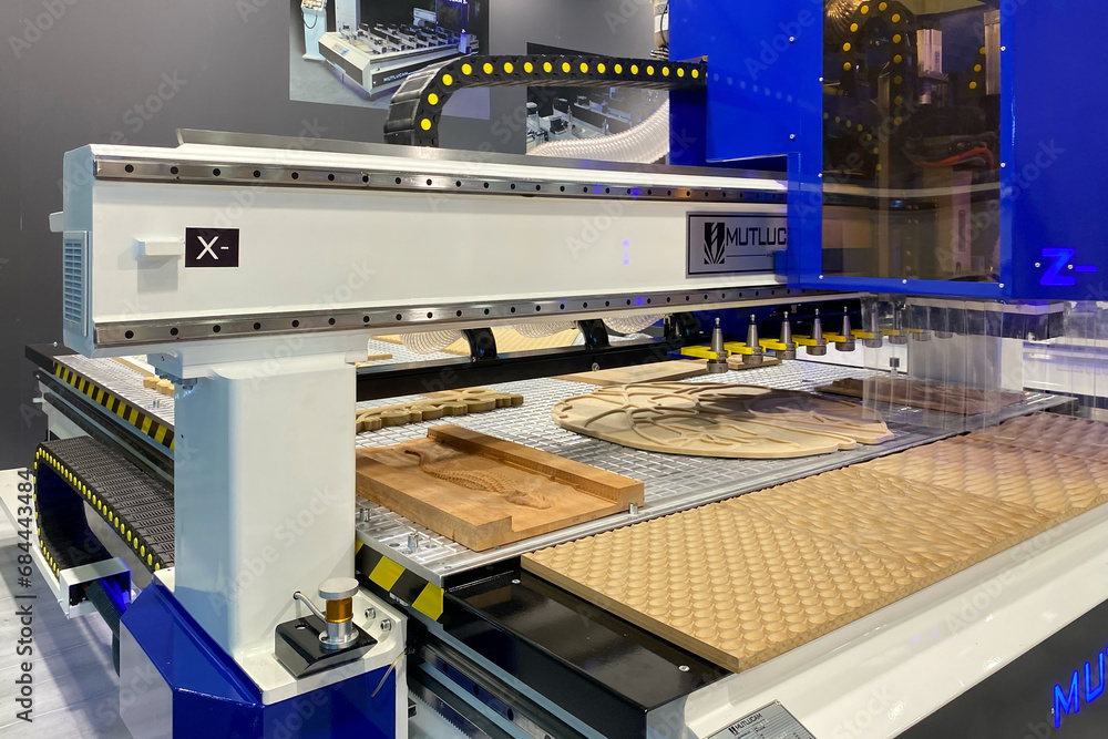 Foto de Demonstration of work large modern automated industrial CNC ...