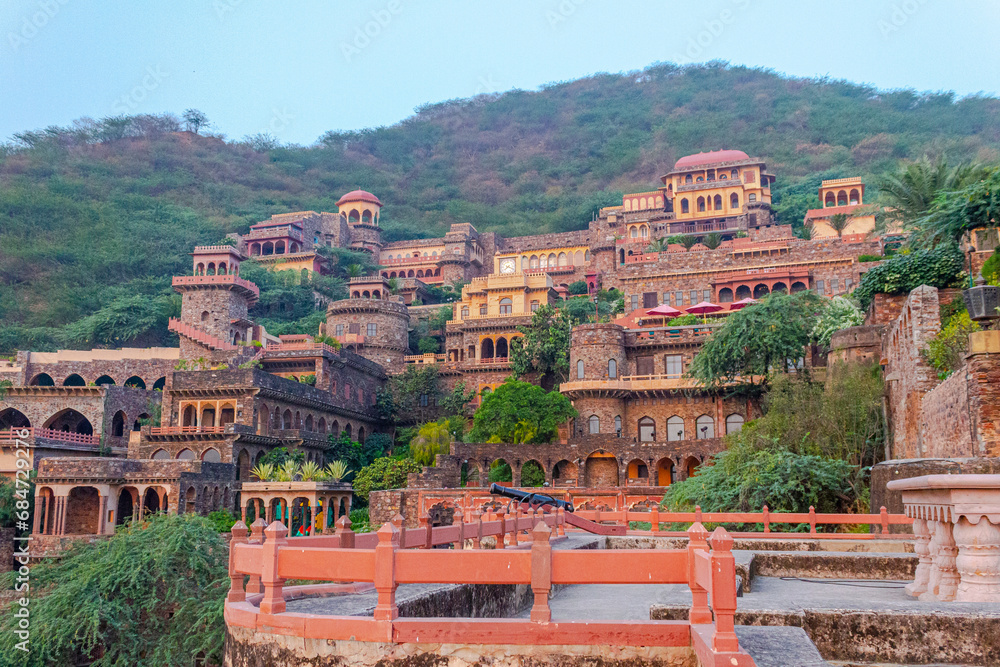 Foto de Neemrana Fort Palace - 15th century Fort located in Neemrana in ...