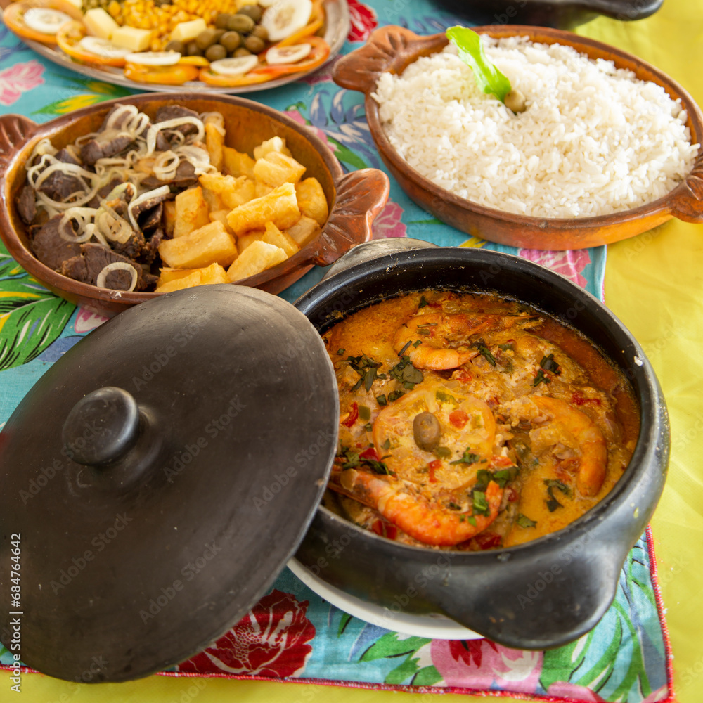 Pratos típicos nordestinos do Brasil, em panelas de barro com comidas ...