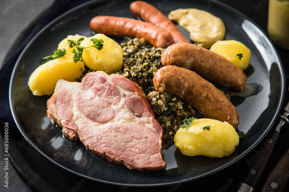 Oldenburger Grünkohl mit geräucherter Kohlwurst, Pinkel, Kassler Nacken ...