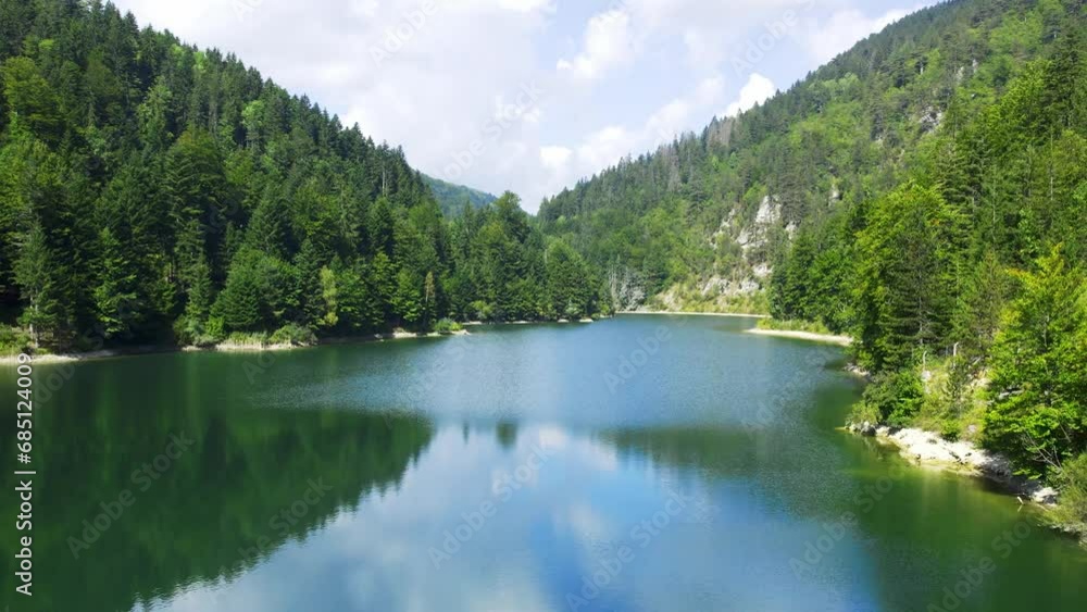 Evergreen trees surrounding blue lake Kruscica in Zaovine, Serbia Stock ...