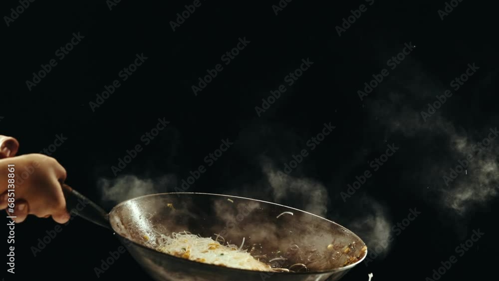 Vidéo Stock Mixing ingredient inside wok pan. Man cooking funchoza ...