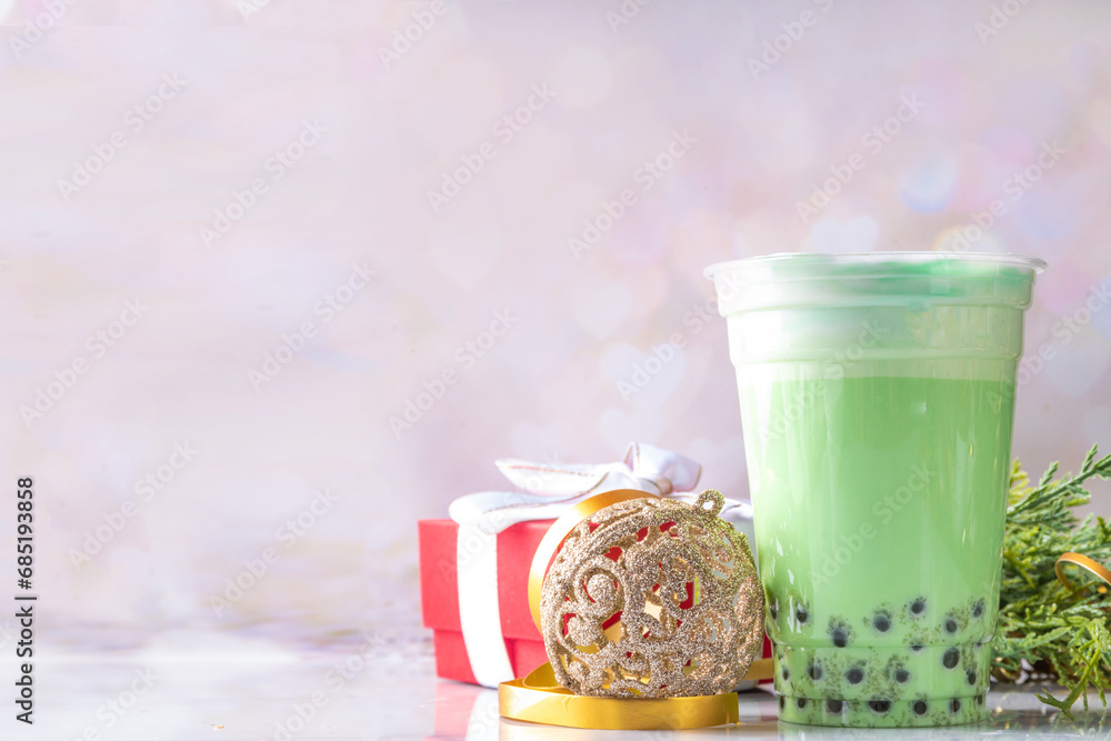 Foto de Green Christmas bubble tea drink, cold tasty sweet latte drink ...