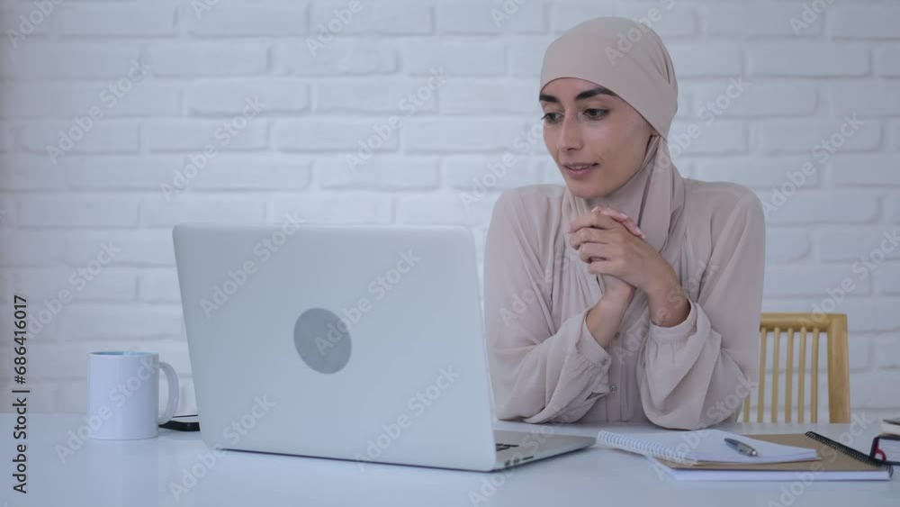 Vidéo Stock Muslim female psychologist in hijab at home of laptop and conducts online ...