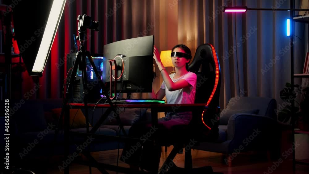 Vidéo Stock Asian Girl Streamer Playing Game Experience Virtual Reality ...