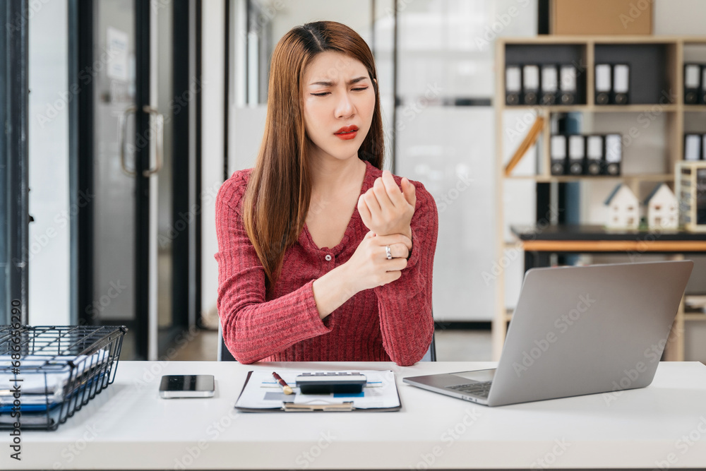 Woman have wrist pain after work hard in office feeling so pain and ...