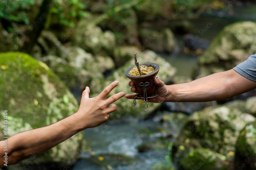 compartiendo un mate. manos de hombres pasándose el mate con yerba mate ...