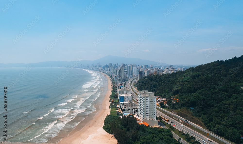 Foto aérea 4k das praias de Itapema Centro e Meia Praia no litoral de ...