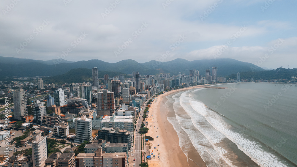 Foto aérea 4k das praias de Itapema Centro e Meia Praia no litoral de ...