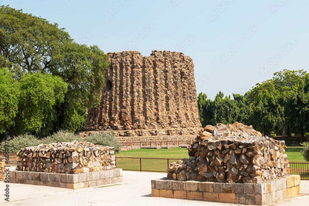 Old Delhi. Qutub Minar Complex, the Qutub Minar from the Quwwat-ul ...
