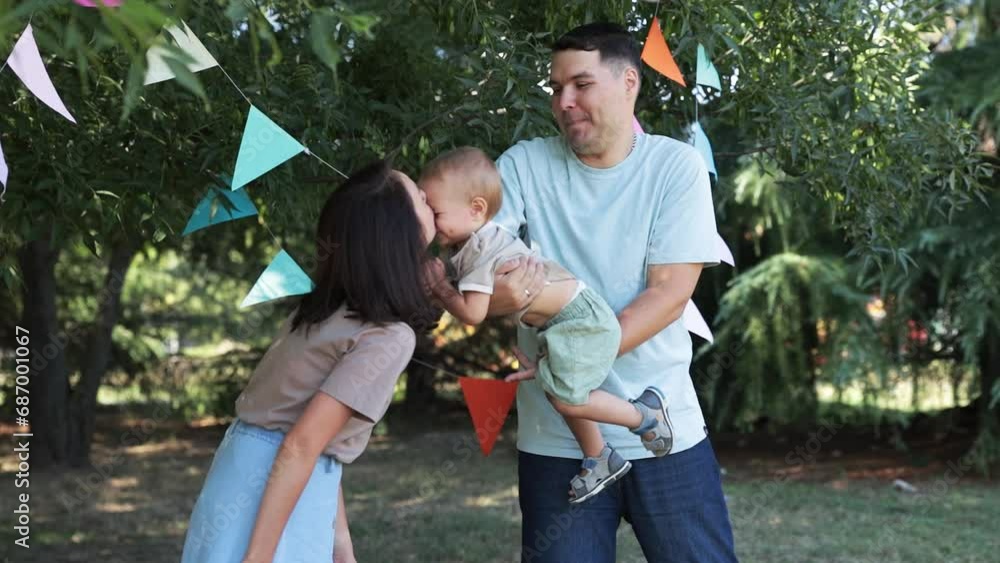Young parents celebrate gender parties in nature, find out the gender ...