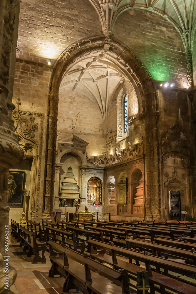 Foto de Interior of the Santa Maria de Belem church at Jeronimos ...