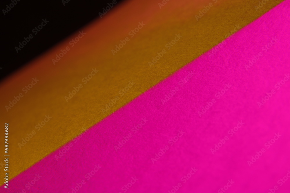 Papel de oficina reciclado con un pliegue oblicuo de color magenta ...