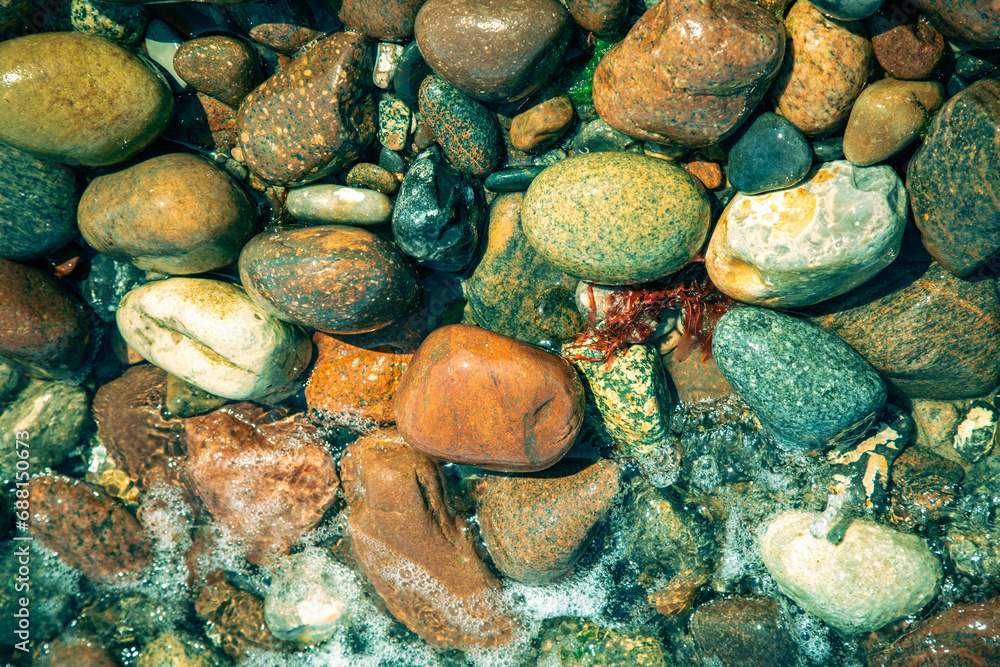 Bunte Steine am Strand an der Ostsee, auch als Textur oder Hintergrund ...