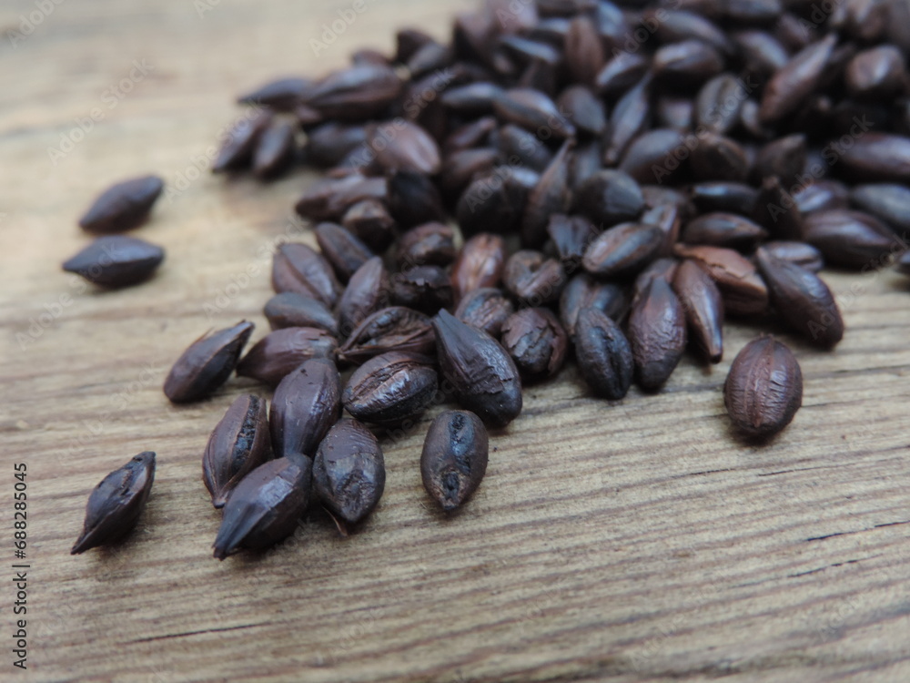 Granos de cebada tostada color café oscuro, sobre madera Stock Photo ...