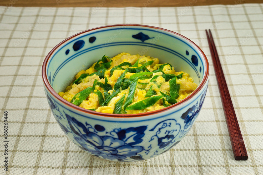 卵と油揚げ、九条ねぎを使った京都のご当地どんぶり 衣笠丼 コピースペースあり Kinugasadon(Kinugasa-don), a ...