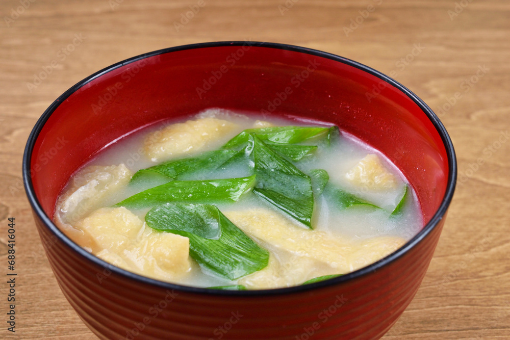 日本の和食 九条ねぎと油揚げの白みそ（西京味噌）の味噌汁 コピースペースあり Japanese food Washoku - Miso ...