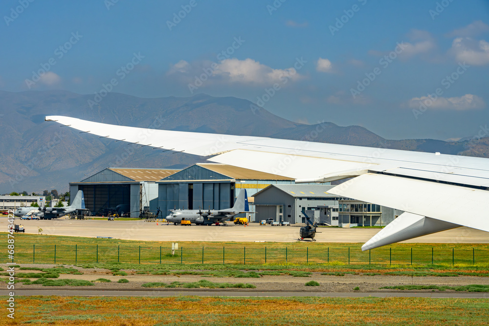 Avião da força aérea do Chile parado no Aeroporto Internacional Arturo ...