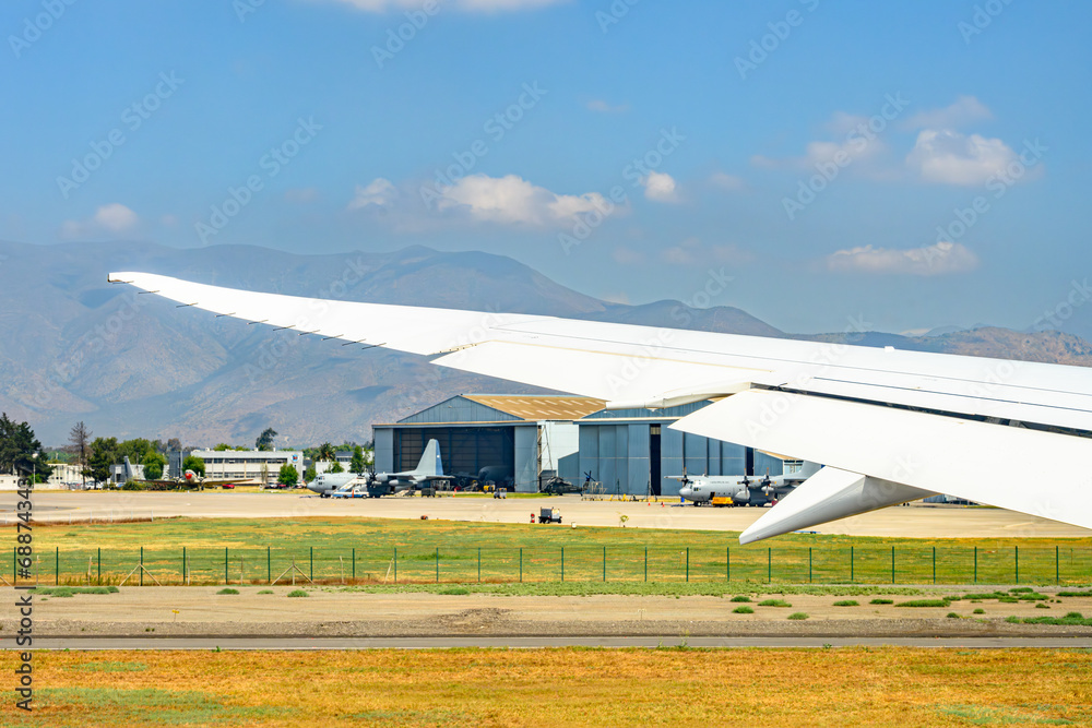 Avião da força aérea do Chile parado no Aeroporto Internacional Arturo ...