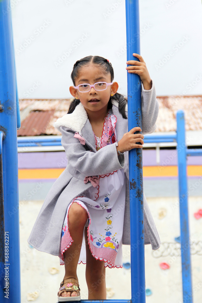 Foto de Indigenous 4 year old girl with traditional dress and huaraches ...