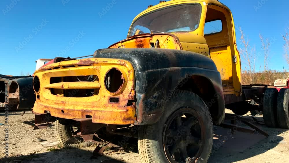 Vidéo Stock Yellow pickup truck. Grunge footage. Outdated car. Scrap ...