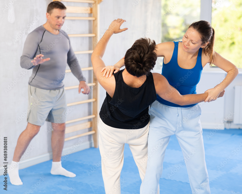 Fotografia do Stock: Guy and woman paired up and practice technique of ...