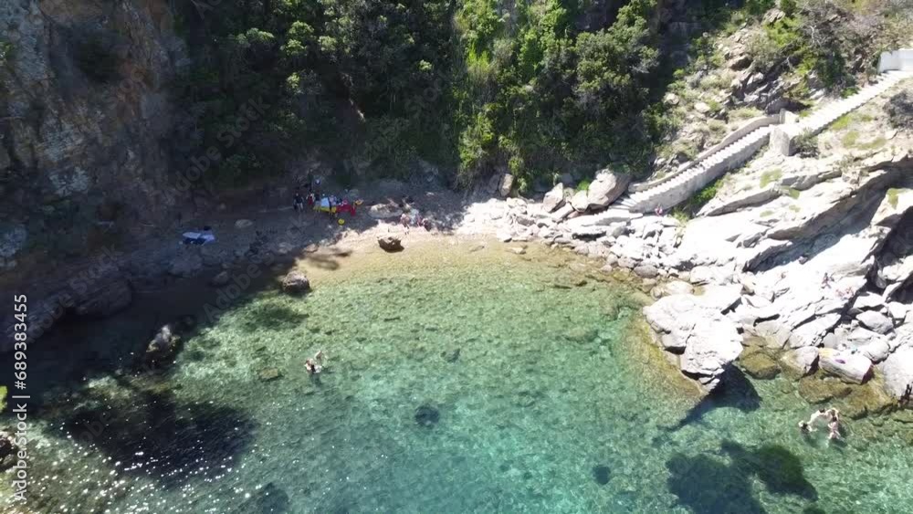 Vidéo Stock Vue aérienne panoramique de la côte Méditerranée avec plage ...