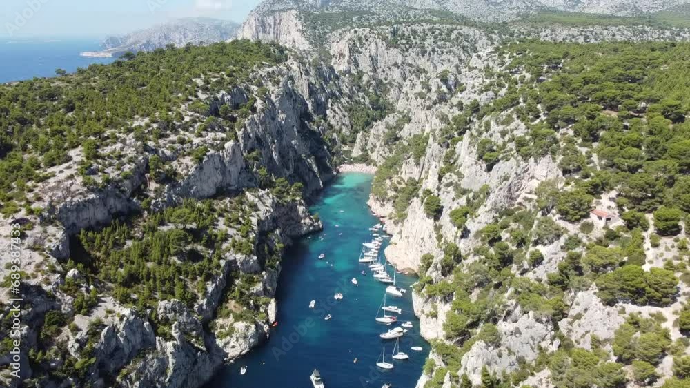 Vue aérienne panoramique du Parc national des Calanques sur la côte ...