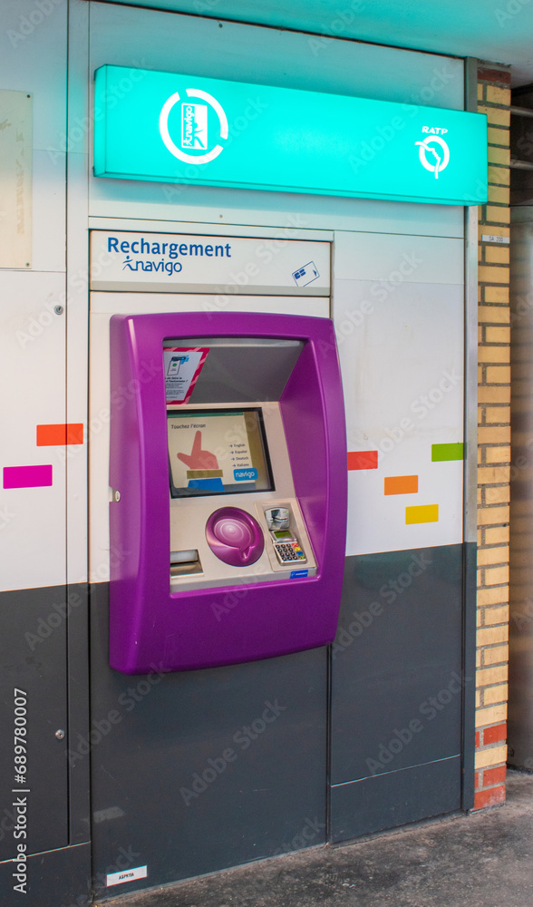 Borne de rechargement de l'abonnement au Pass Navigo de la Régie ...