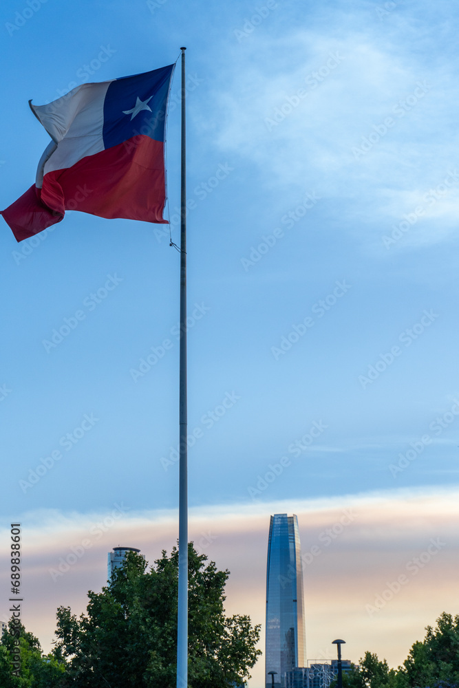La bandera de Chile flameando con la ciudad De Santiago de fondo en el ...