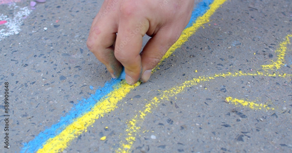 Drawings on the asphalt to decorate public spaces and add color to the ...