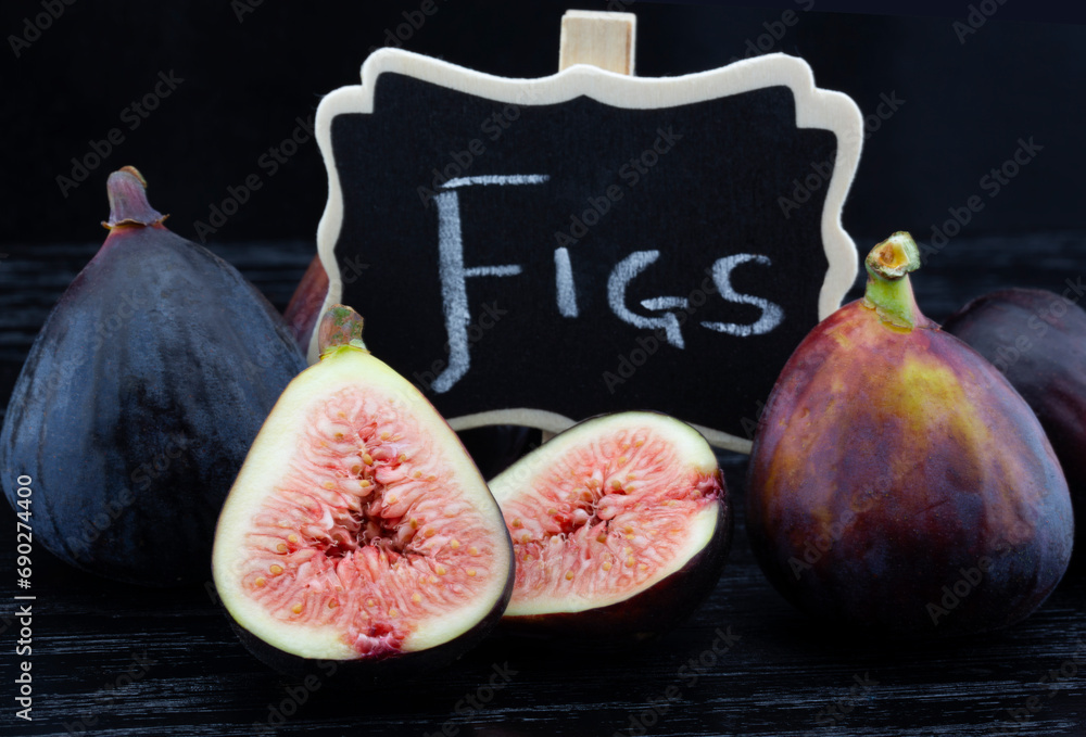 Foto de Hand lettered chalk sign FIGS with whole and cut deyur produce ...