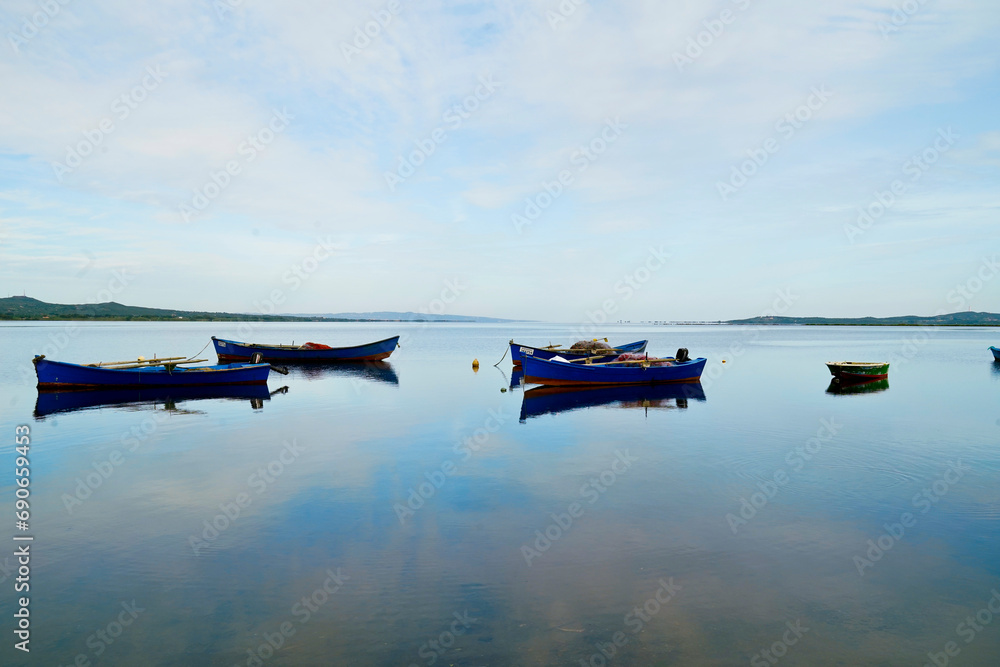 Il borgo di Sant'Antioco e le barche dei pescatori visti dallo stagno ...
