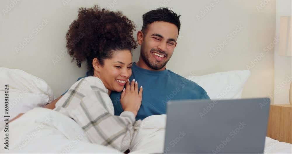 Stockvideo Couple, laughing or laptop with talking in bed for bonding ...