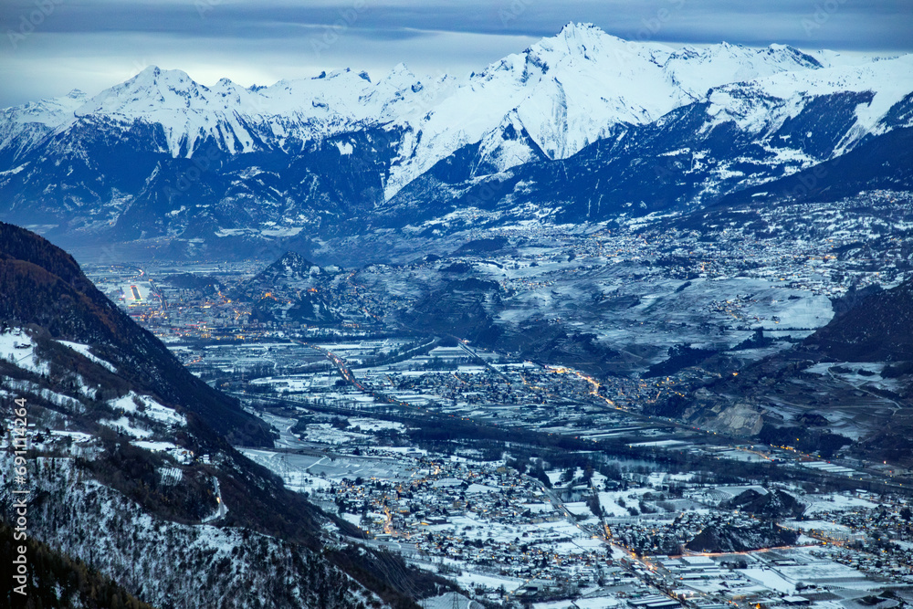 Foto de snow covered Rhone valley, the city of Sion and mountains in ...