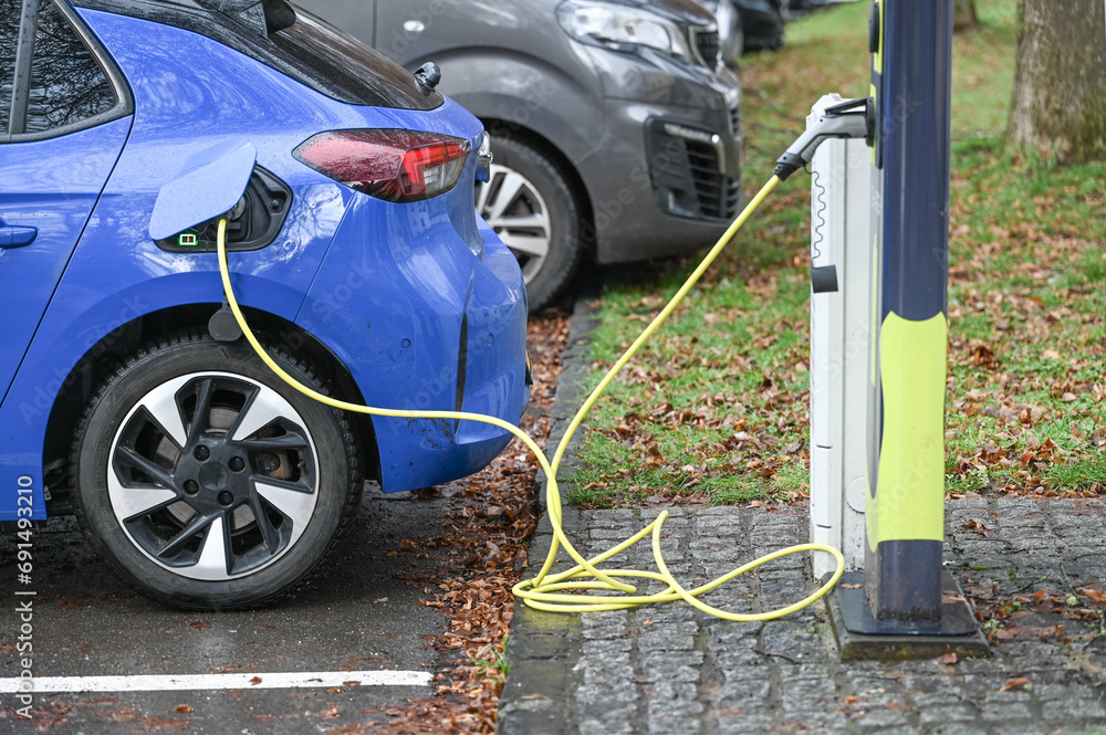 auto voiture recharge charge borne station electrique electricité ...