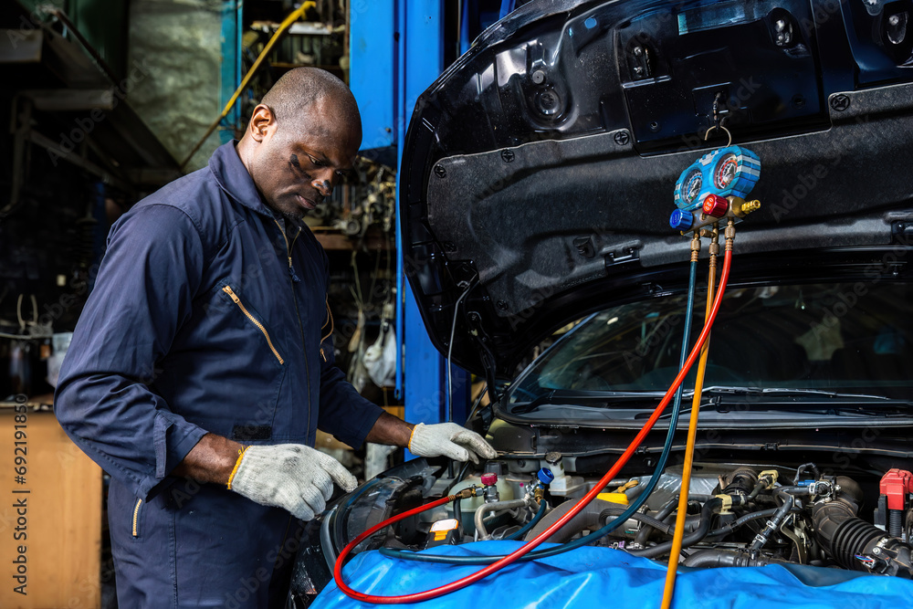 Auto mechanic monitor to check and fixed car air conditioner system in ...