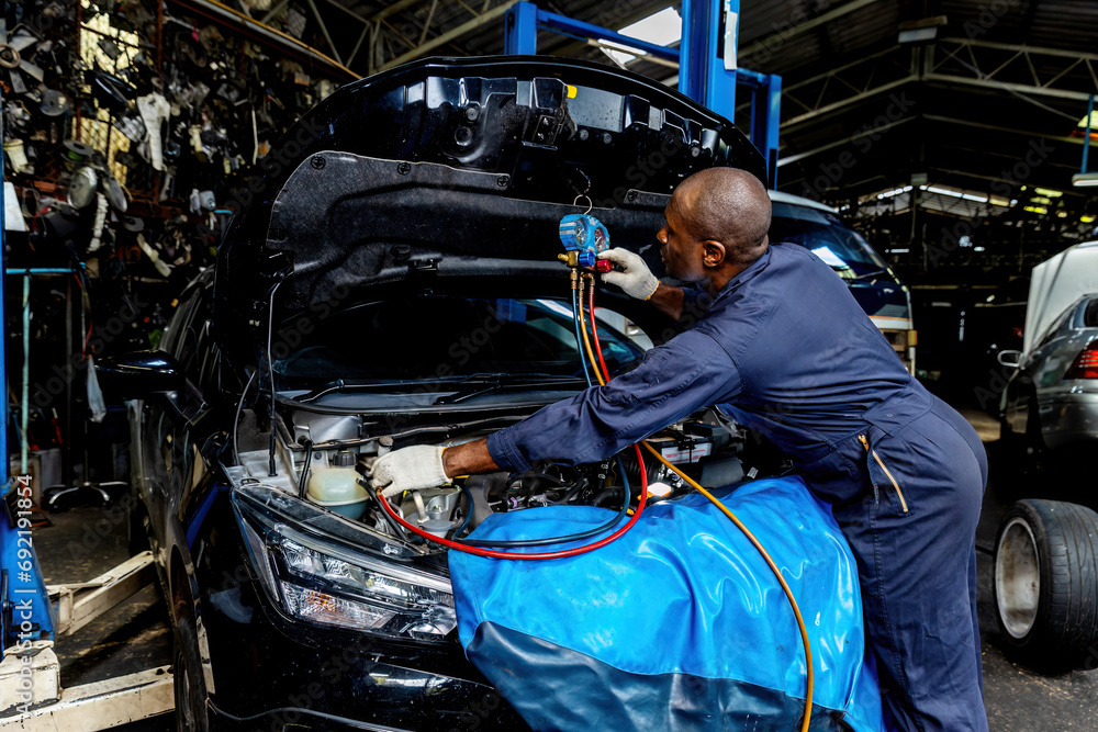 Auto mechanic monitor to check and fixed car air conditioner system in ...