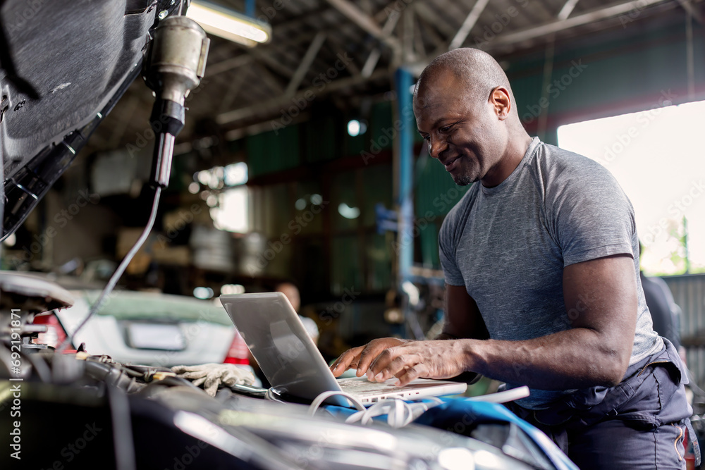 Mechanic using compute for Diagnostic machine tools ready to be used ...