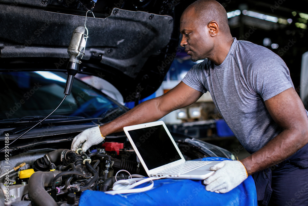 Mechanic using compute for Diagnostic machine tools ready to be used ...