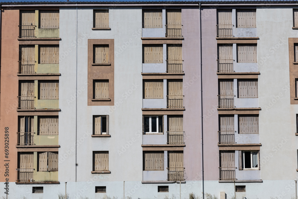 façade d'un immeuble social type hlm ancien dans une banlieue en France ...